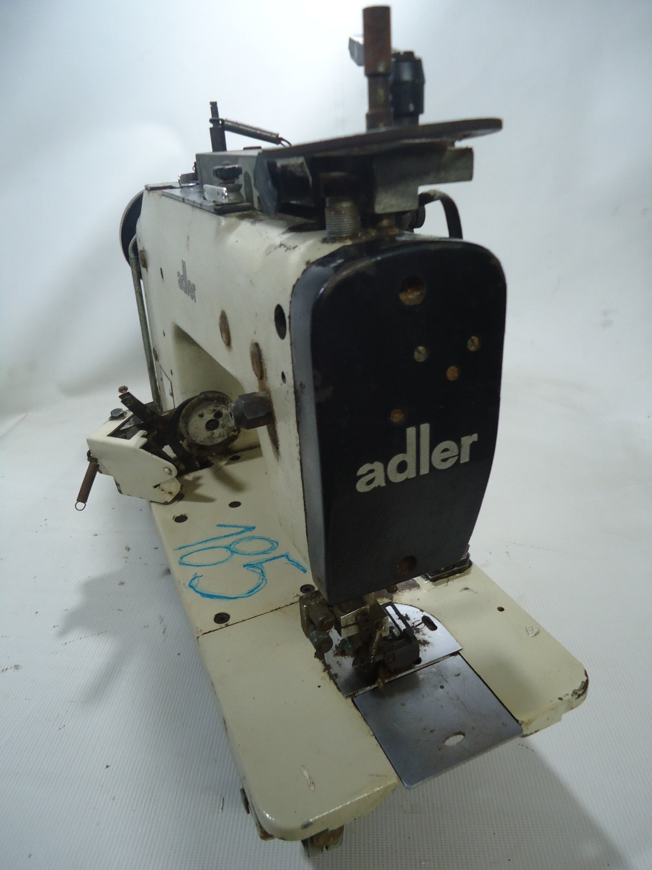 Maquina de costura industrial reta adler 396a3 usada Maquina de costura industrial reta adler 396a3 usada